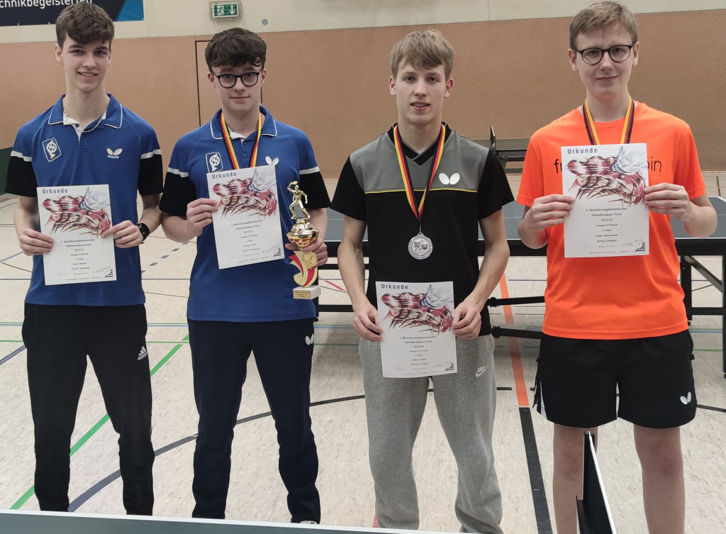 Pokale und Medaillen für die Sieger - Bayerischer Tischtennis-Verband